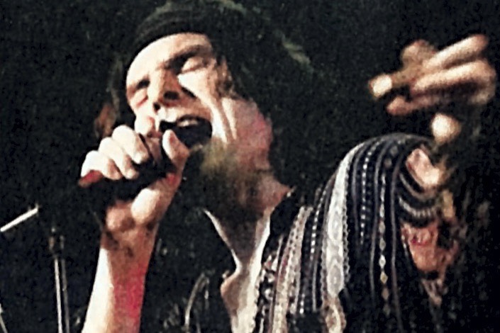 Reviews: Red Devils storm Texas 1992-93 – No Fightin'