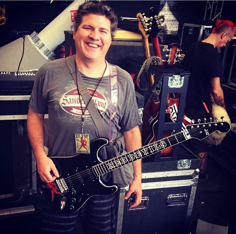 Paul Size, the guitarist and the guitar – No Fightin'